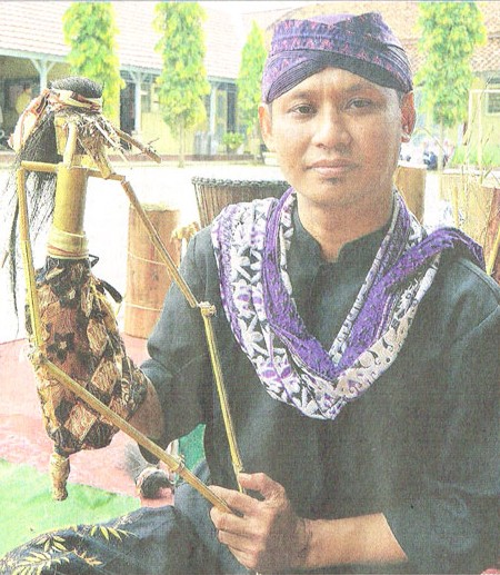 Sri Widodo Rumpun Bambu Penyangga Wayang - Library